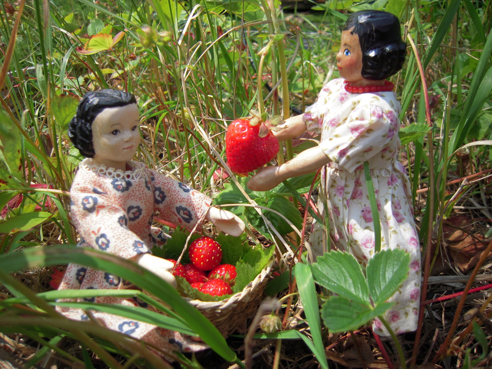 Industrious Berry-Pickers | Quimper Hittys